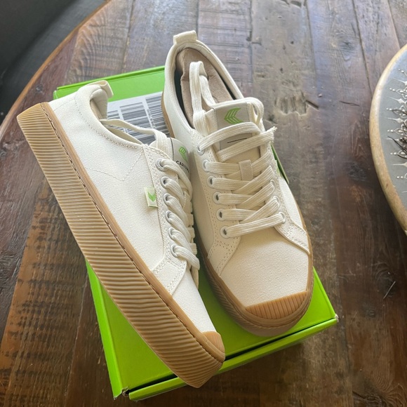 Cariuma | Shoes | New In Box Cariuma Oca Low Canvas Sneaker Off White ...